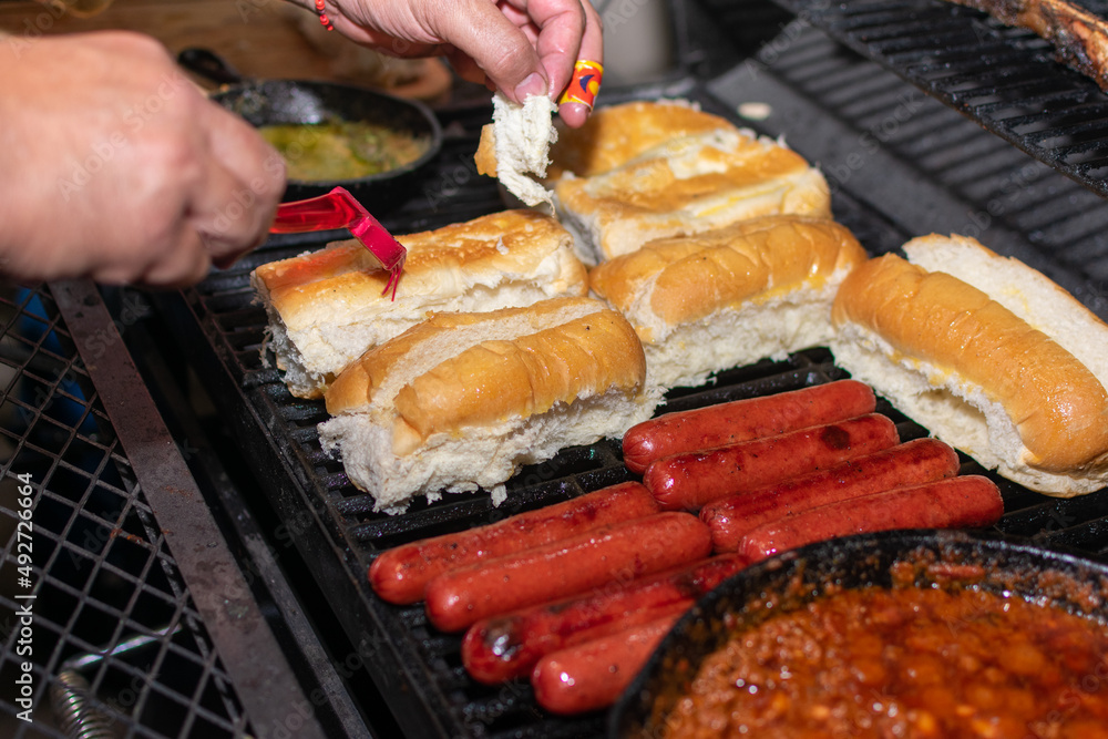 chili dogs hot dogs con chilli hot dog sobre tabla de madera Stock ...