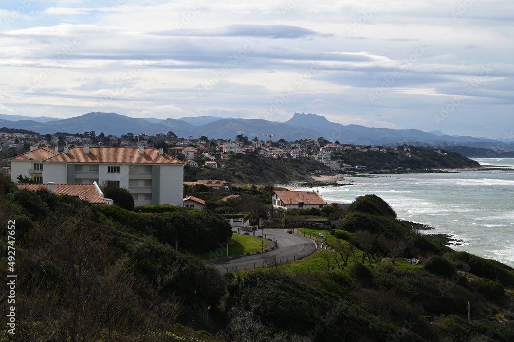 Vue générale de la ville de Bidart avec l'océan Atlantique et les ...