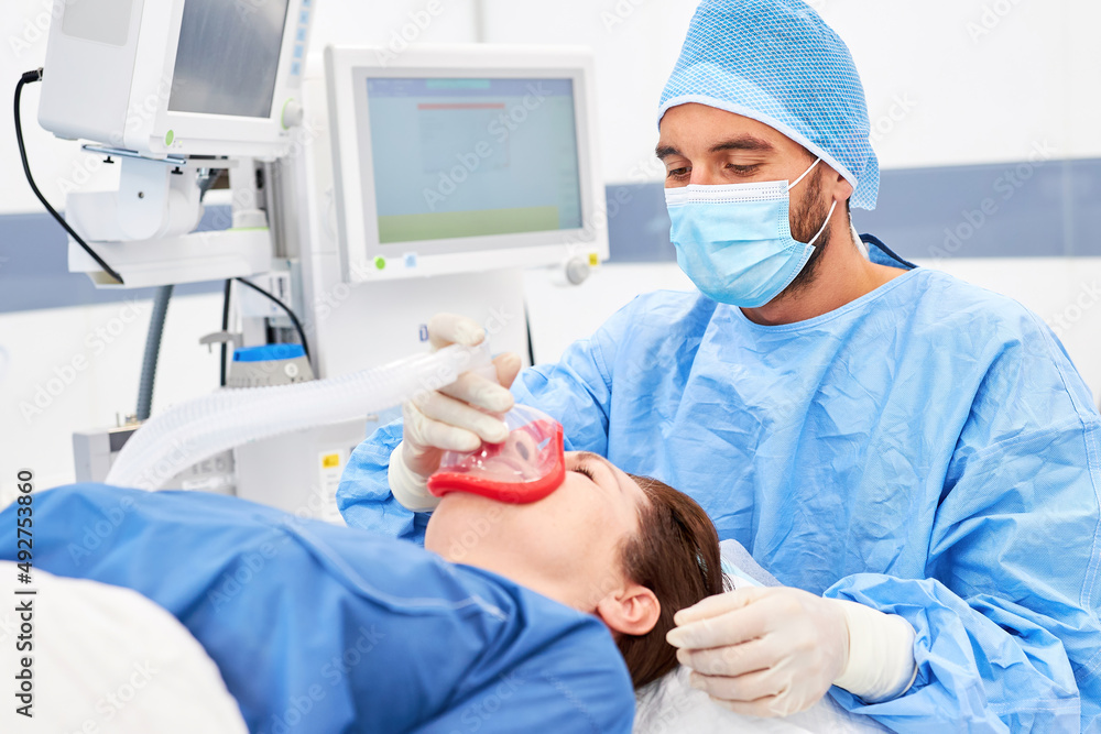 Anästhesist kümmert sich um Betäubung von Patient Stock Photo | Adobe Stock
