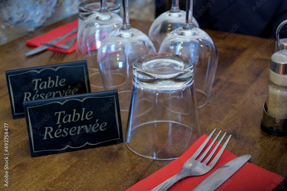 Table réservée. Petit panneau sur table avec verres au restaurant ...