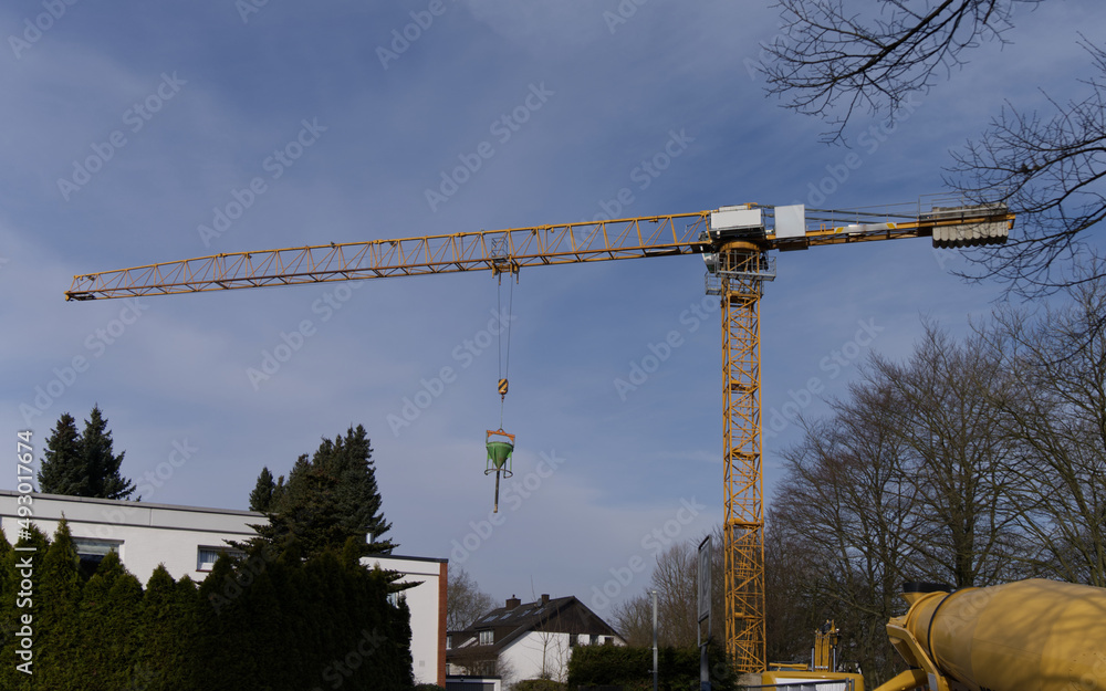 Kran mit Betonkübel Stock Photo | Adobe Stock