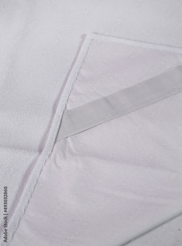 Mattress top corner with sewn-in elastic band for a good fit on the ...