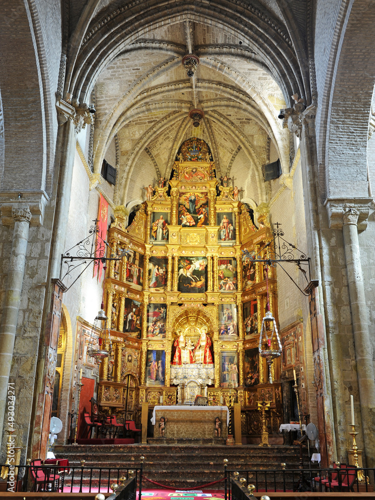 Ábside de la iglesia gótico mudéjar de Santa Ana en el barrio de Triana ...