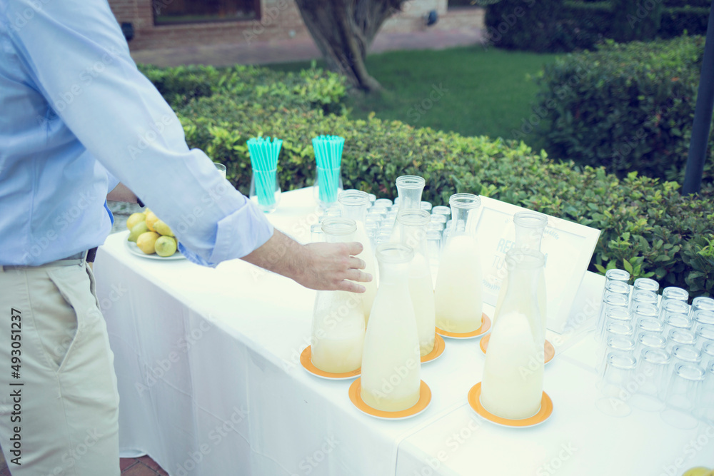 Mesa de limonada fresca en un catering con personas sirviéndose ...
