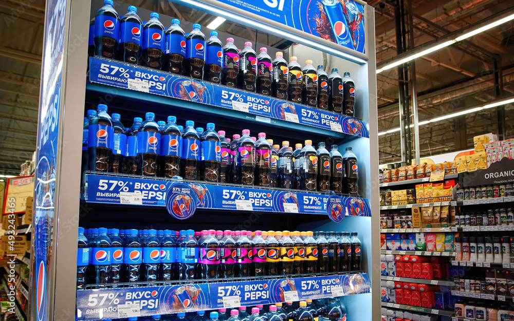 Foto de Minsk, Belarus. Feb 2022. PepsiCo rack, various Pepsi bottles ...