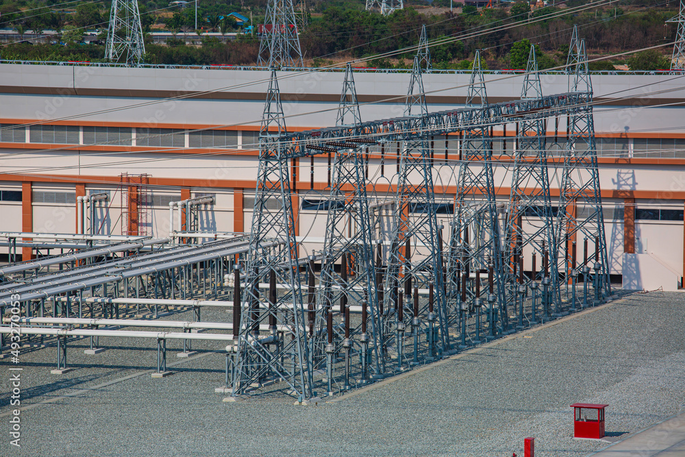 Installation of high-voltage column steel work at height risk 素材庫相片 ...