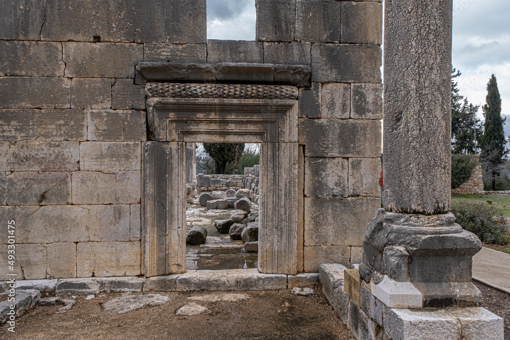 Foto de A facade detail of Kfar Bar'am ancient lavish Synagogue, Baram ...