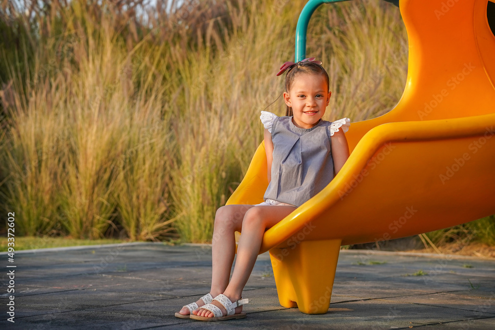 Niña feliz jugando en parque contenta divertida disfrutando su infancia ...