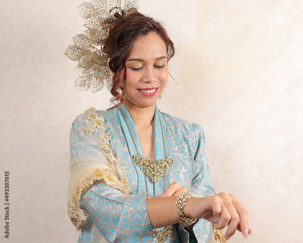 Beautiful young woman wearing Mahsuri style Baju Kebaya Labuh ...
