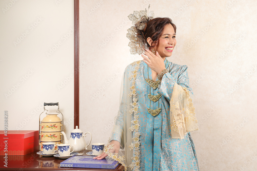 Beautiful young woman wearing Mahsuri style Baju Kebaya Labuh ...