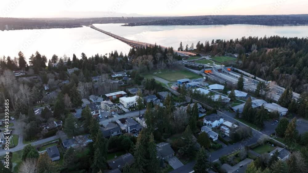 Vidéo Stock Cinematic 4K aerial drone dolly shot of the Evergreen Point ...