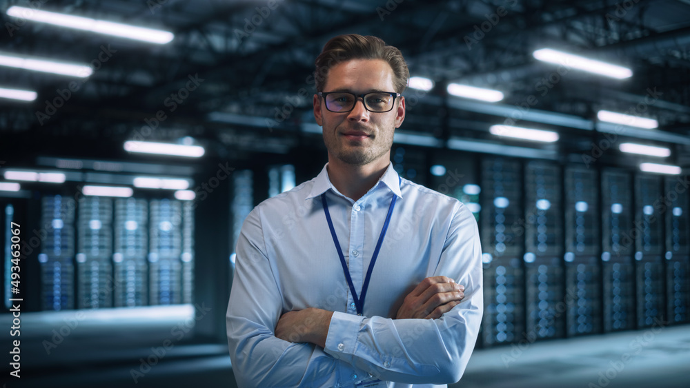 Foto de Male IT Engineer Working with Laptop in Data Center. Technician ... Foto de Male IT Engineer Working with Laptop in Data Center. Technician ...