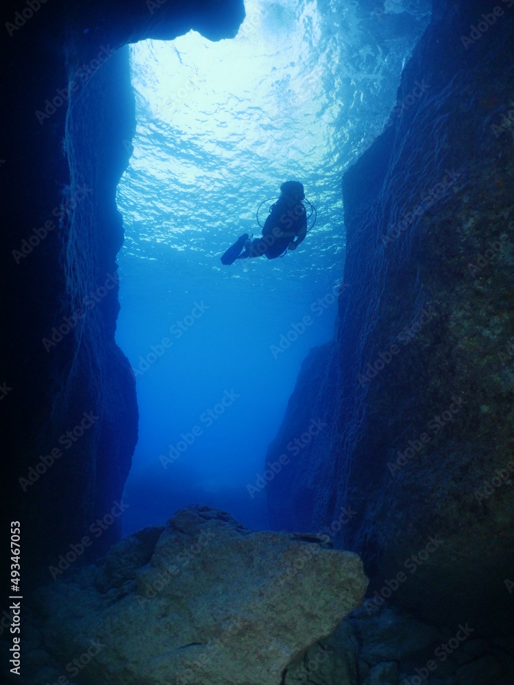 cave diving underwater exploring caves and having fun ocean scenery sun ...