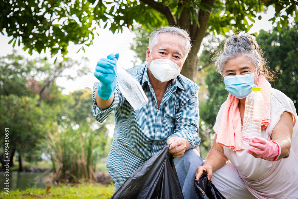 Elderly couples do community service by collecting trash and plastic ...