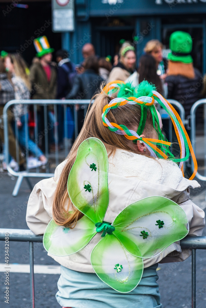 Back of a girl trying to see the Parade, Saint Patrick's day parade in ...