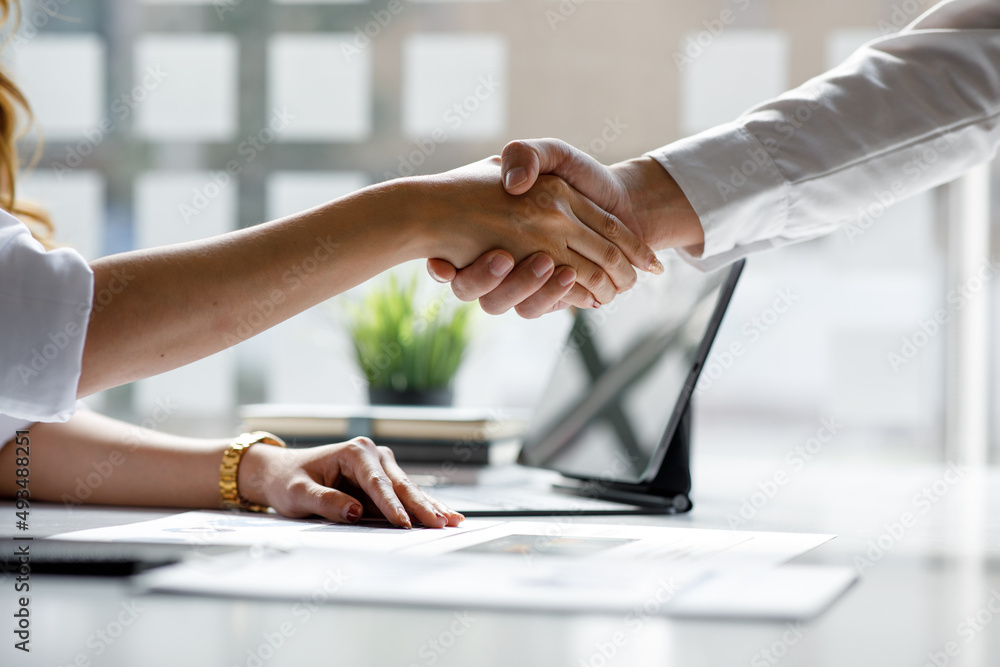 Close-up view of business partnership handshake, Photo of two ...