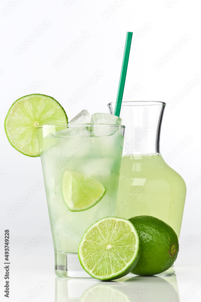 Composição de limonada com limão isolada em fundo branco Stock Photo ...