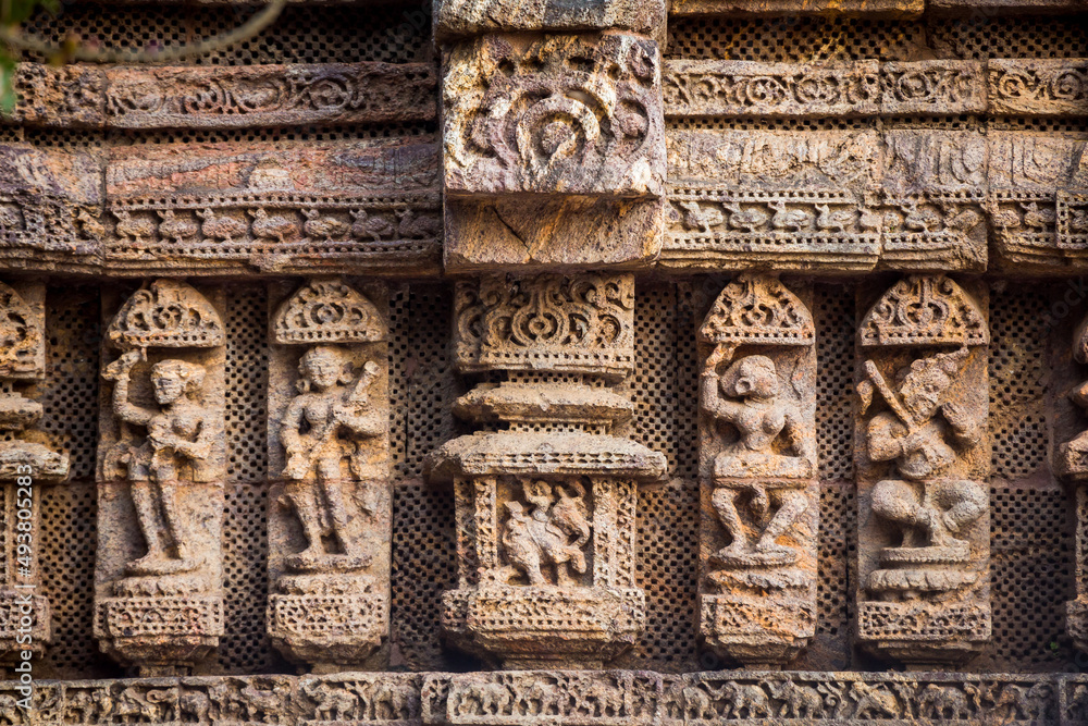 Fotografia do Stock: Statues of figures playing musical instruments and ...