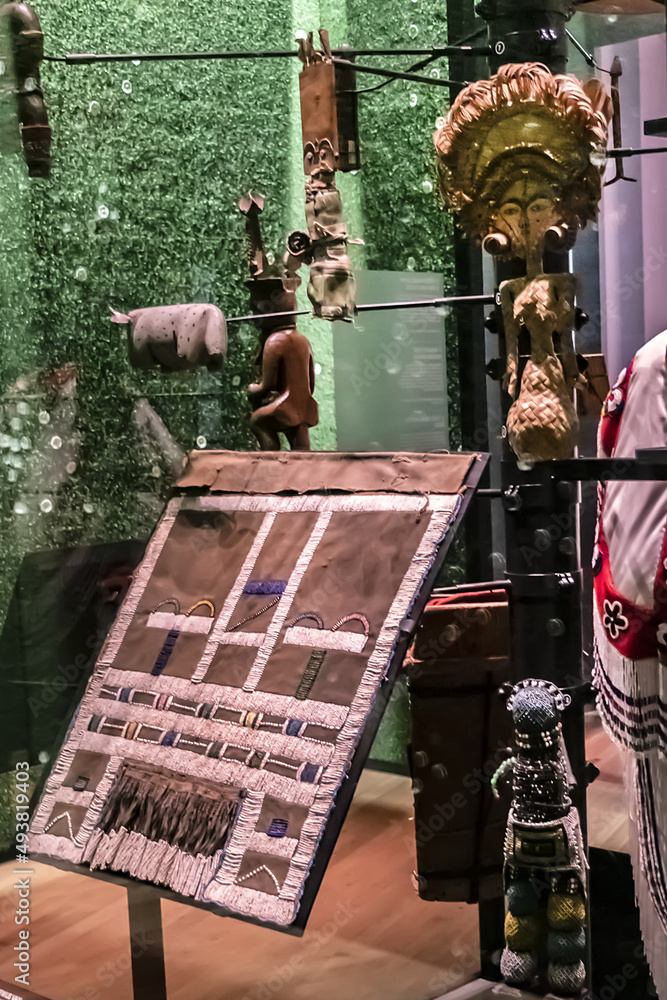 Foto de Interior of Tropenmuseum, collection of ethnographic artifacts ...