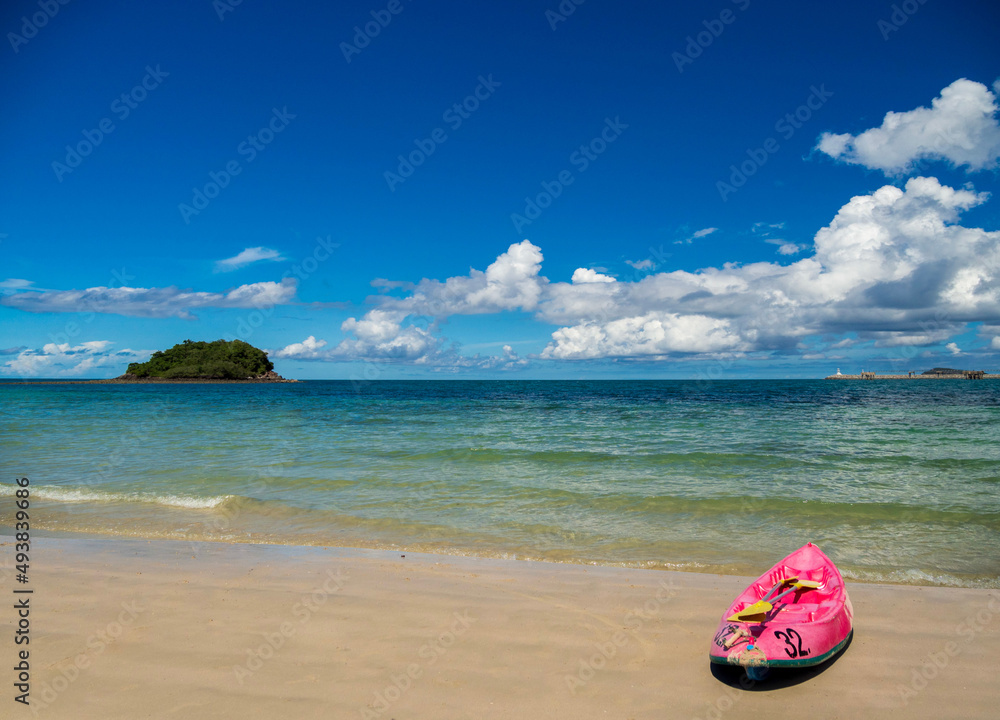 Fotografia do Stock: kayaks are moored on beach at Nang Ram Beach sea ...