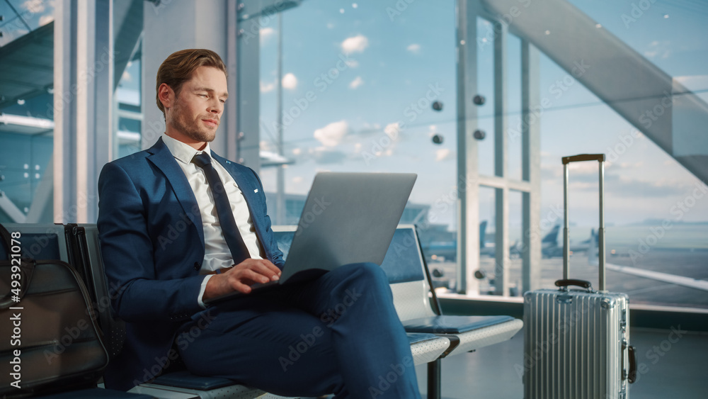 Foto de Busy Crowded Airport Terminal: Businessman Uses Laptop, Waiting ...