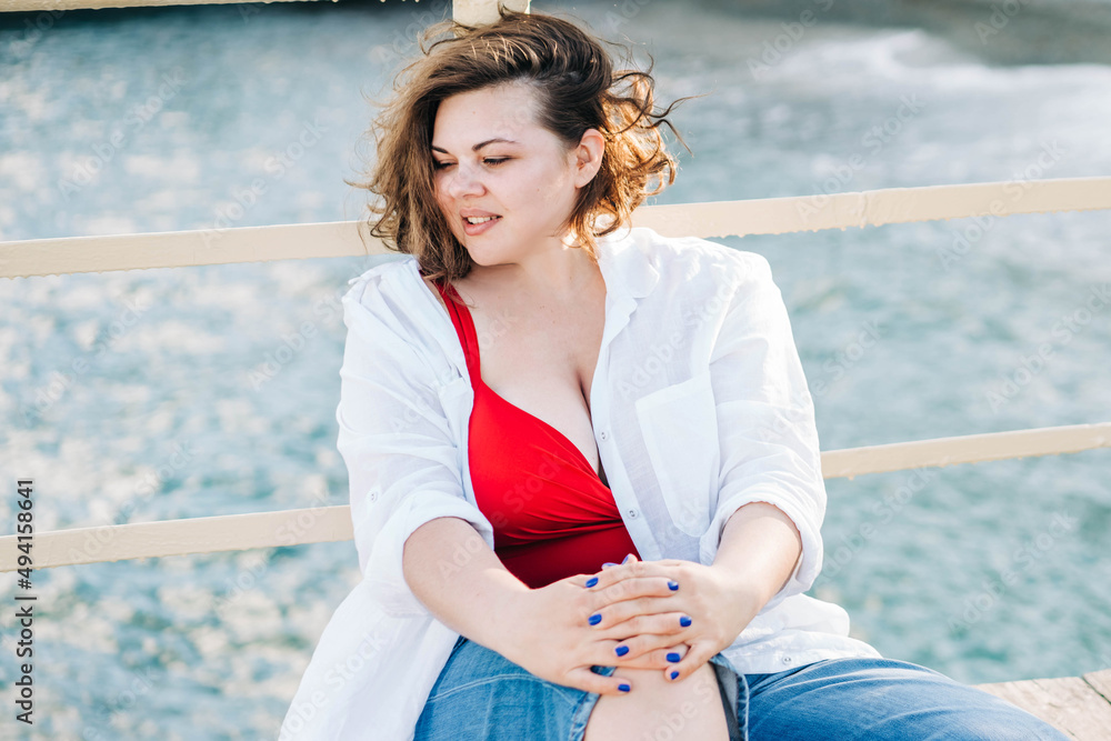 Foto de Plus size fashion model in red bikini at resort. do Stock ...
