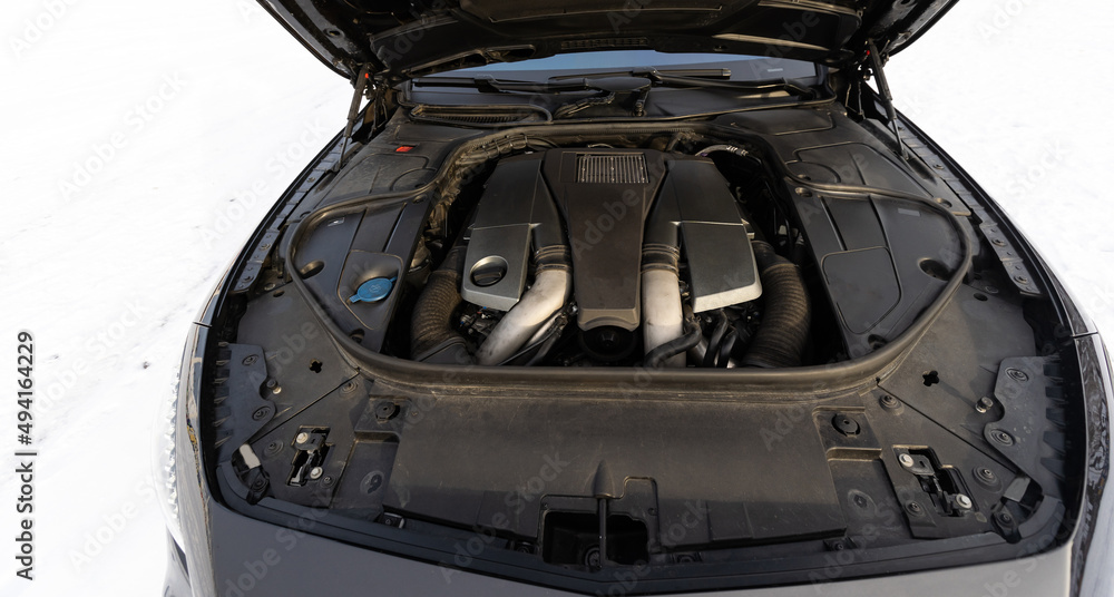 Foto de Cleaning, washing with a special composition of the engine ...