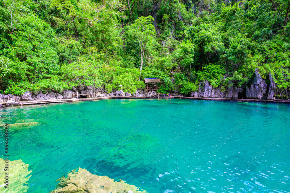 Foto de Kayangan Lake - Blue crystal water in paradise lagoon - walkway ...