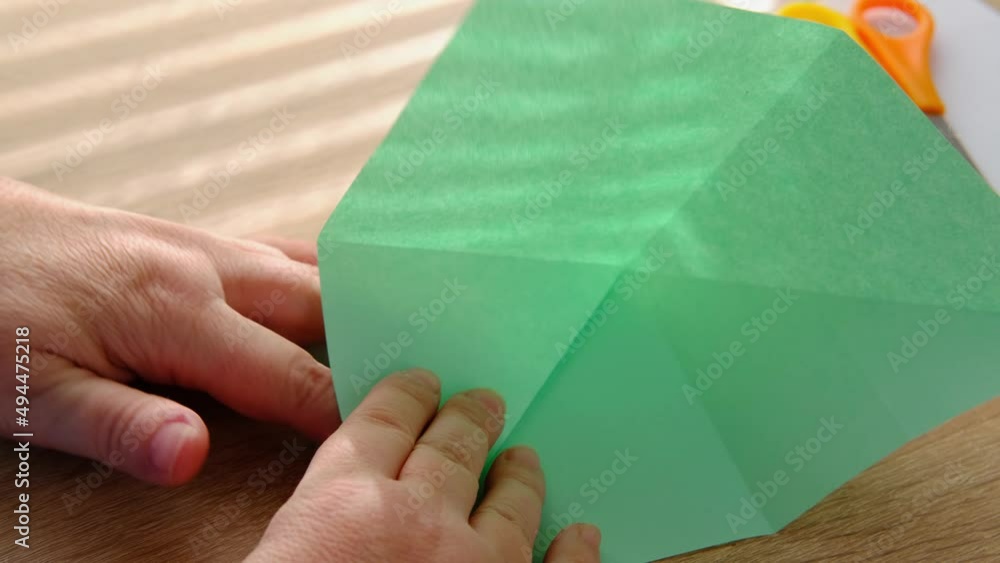 Vidéo Stock close-up of colored paper, female hands fold Japanese crane ...