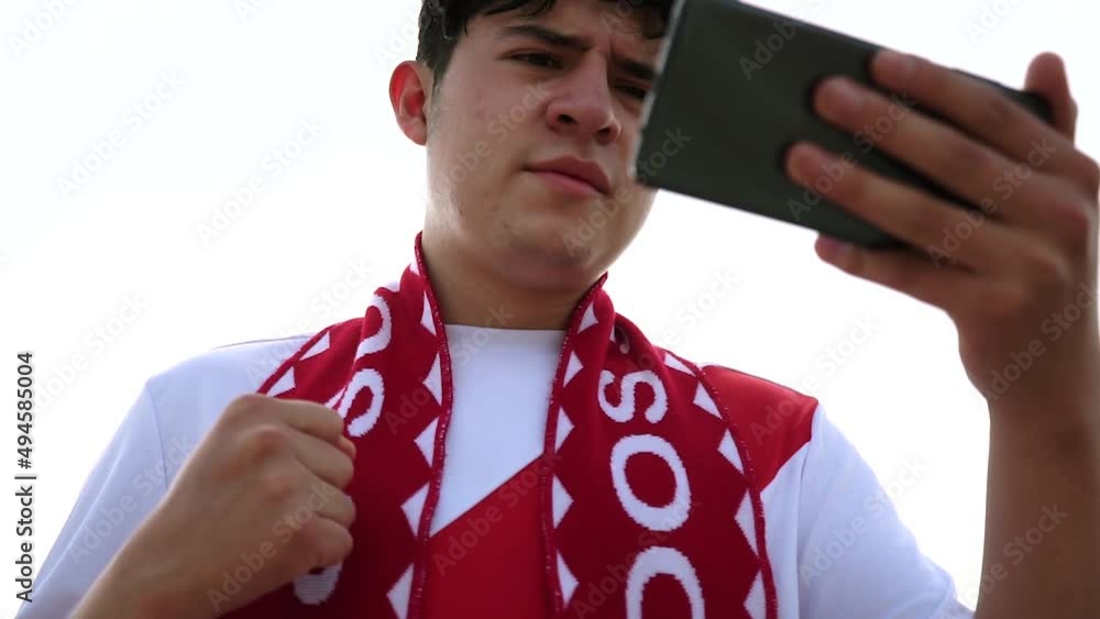 Fan de Perú celebrando un gol con su celular. Fan de la selección de ...