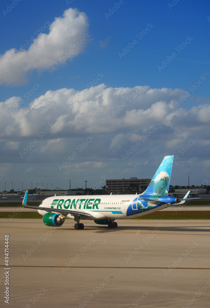 Stockfoto MIAMI, FL -13 MAR 2022- View of an airplane from Frontier ...