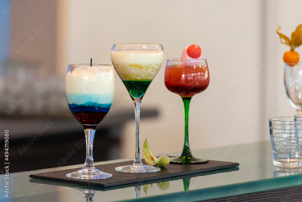 3 cocktails servis au bar d'un restaurant. Couleurs gourmandes et ...
