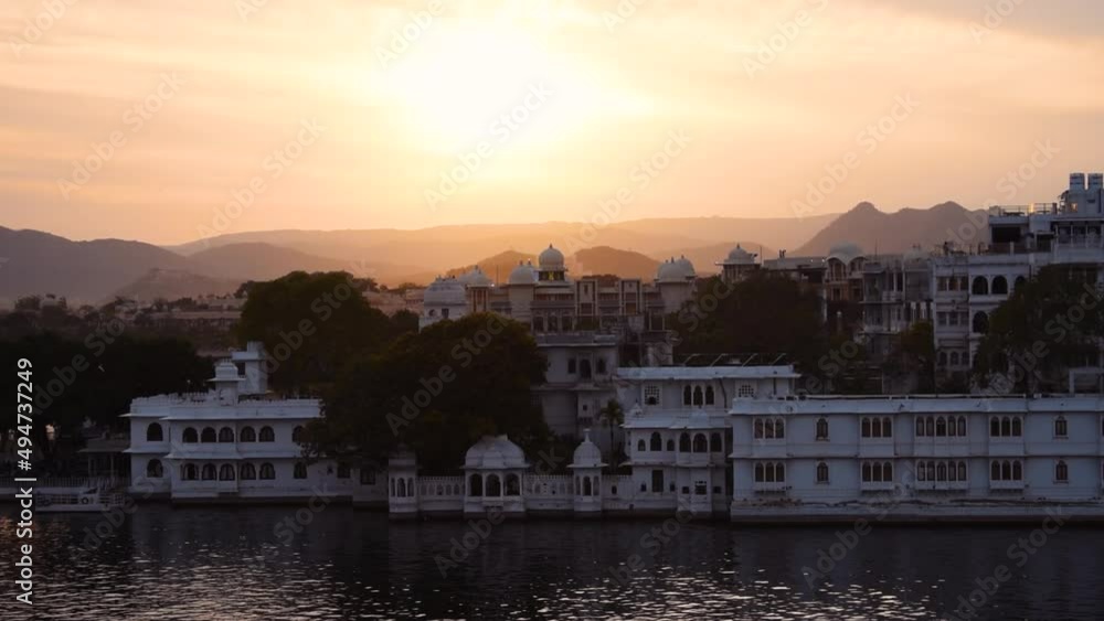 Stockvideo Udaipur city during sunset with sun in sky and orange cloudy ...