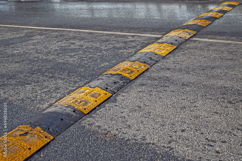 Foto de Artificial obstacle on the carriageway of the street to slow ...