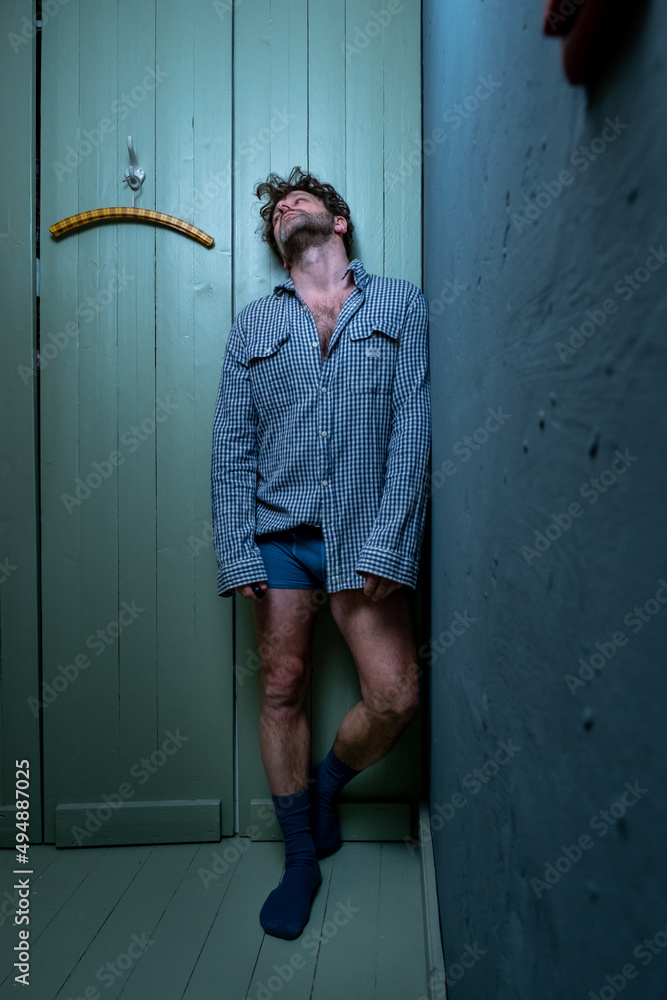 Verwirrter ungepflegter Mann mit Depressionen und Dreitagebart steht ...