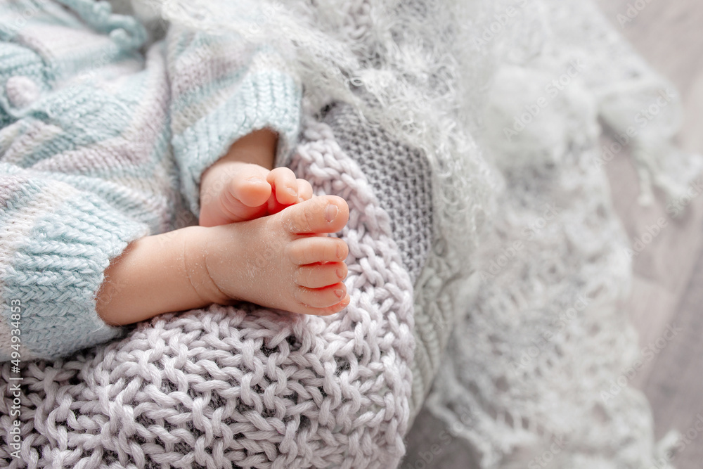 Tiny foot of newborn baby. Soft newborn baby feet against a beige ...