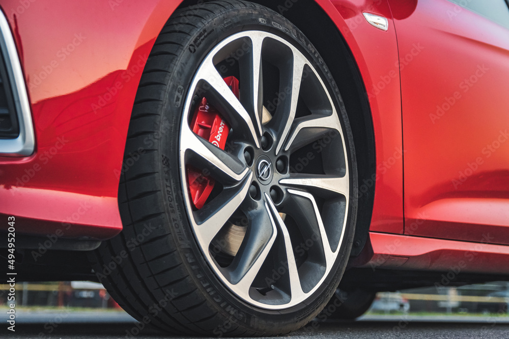 Opel Insignia GSI close-up of the wheel and the red Brembo brake pad ...