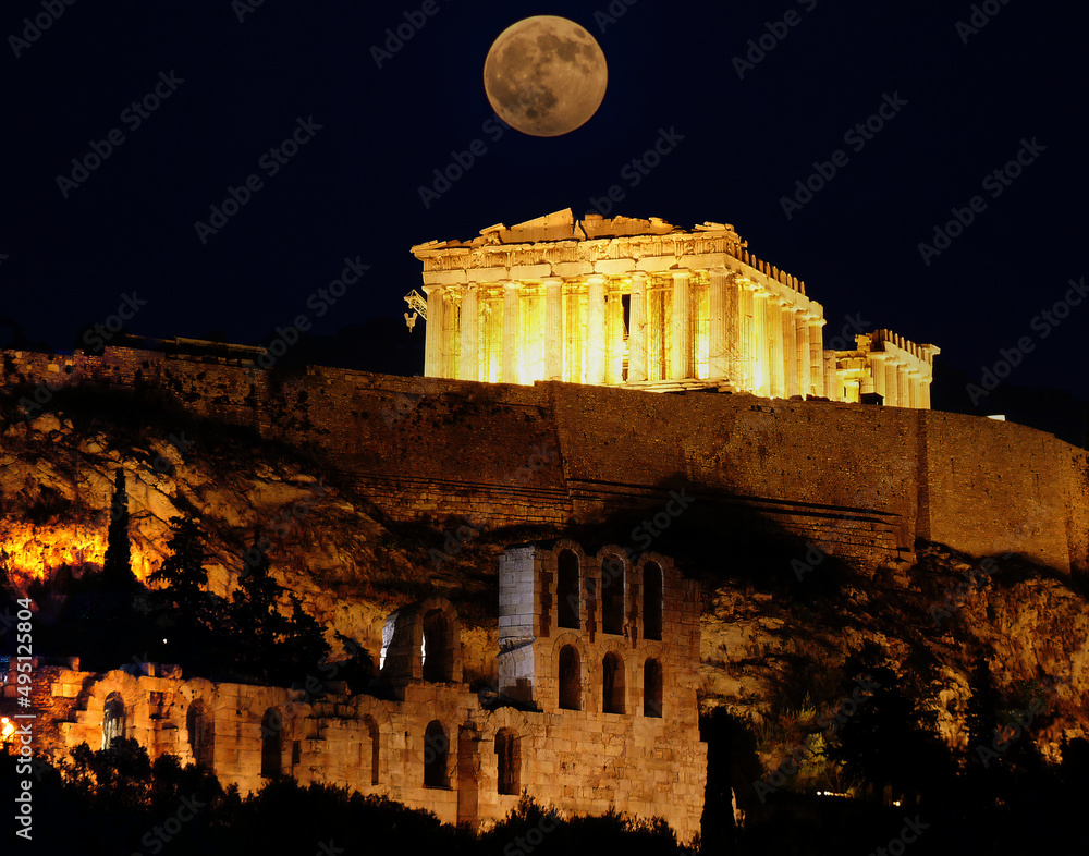 Fotografia do Stock: A full moon over Athens Acropolis with Parthenon temple and arches of the ...