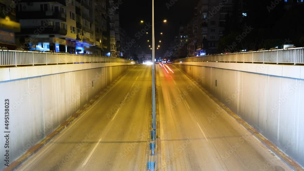 Vidéo Stock Night time-lapse, top view of a busy urban two-way road at ...
