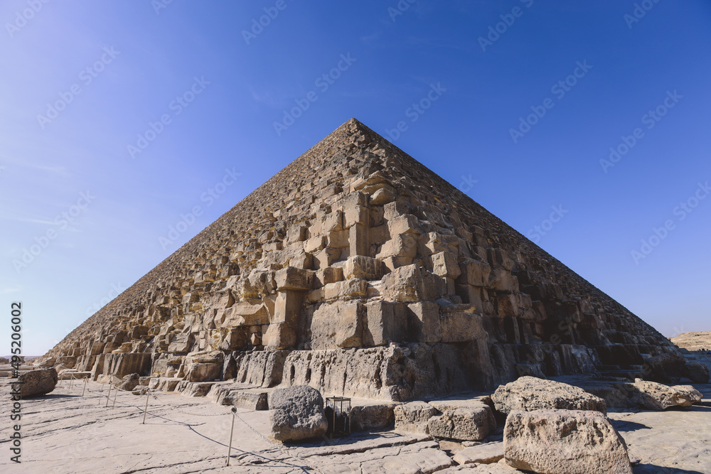 Foto de Natural View to the Great Pyramid of Giza under Blue Sky and ...
