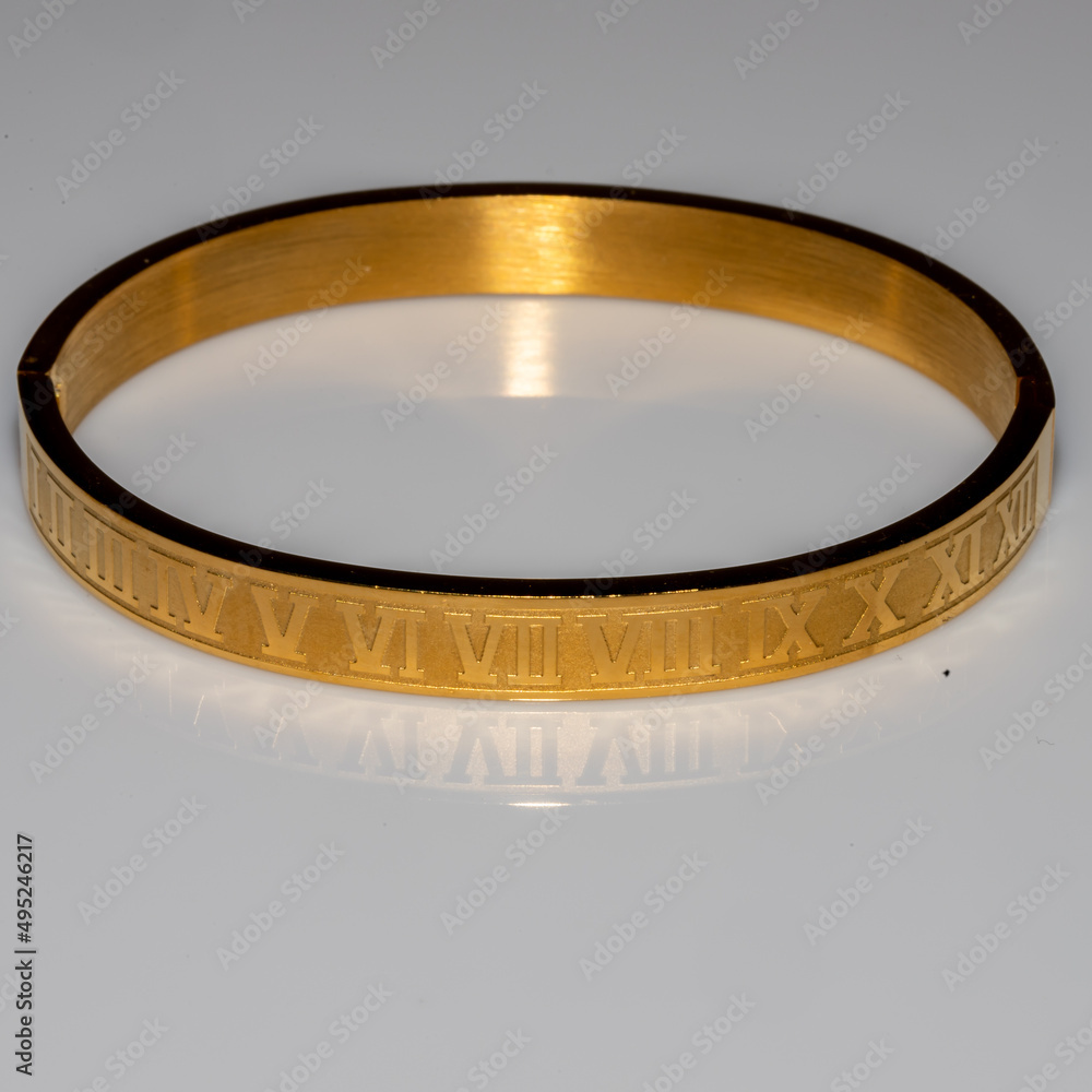 goldenes armband Stock Photo | Adobe Stock