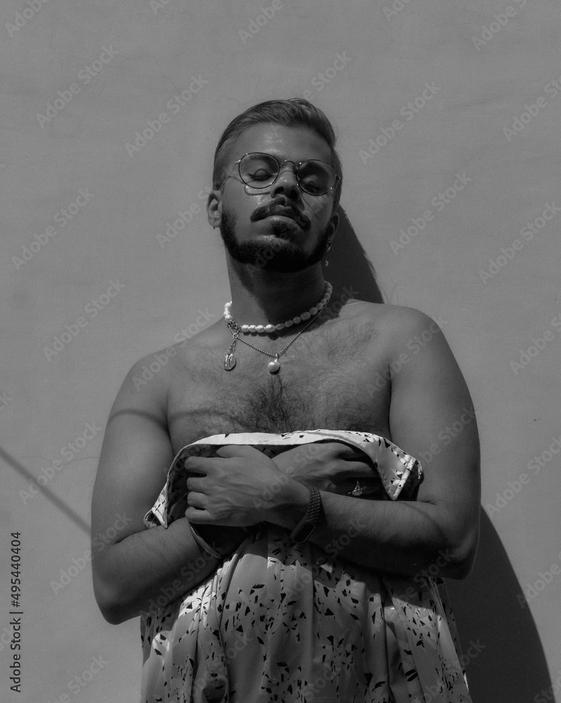 Foto de Grayscale photo of topless genderqueer man leaning on wall ...