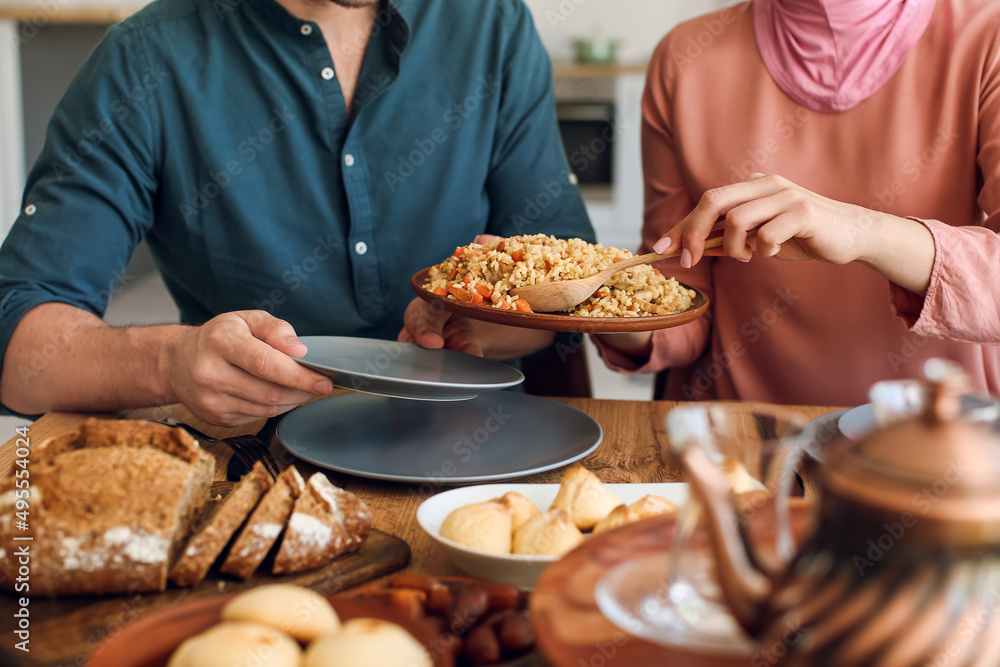 Muslim couple having breakfast together. Celebration of Eid al-Fitr ...