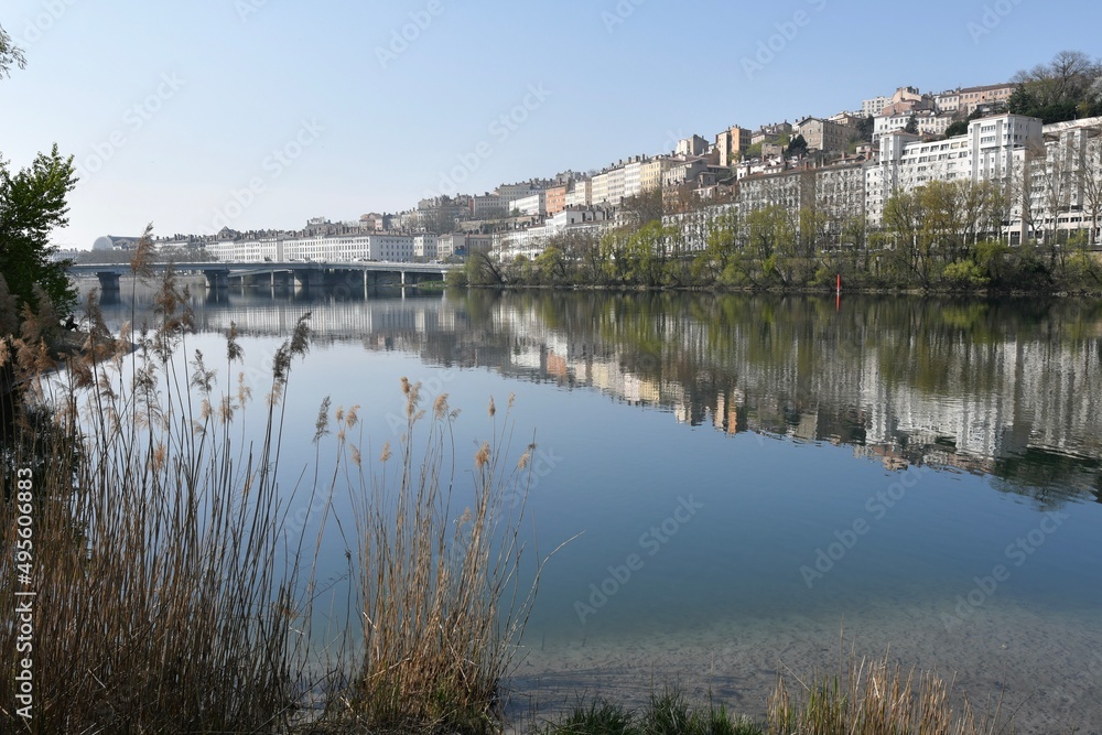 Foto de Beautiful picture of the hill of the Croix Rousse reflected in ...