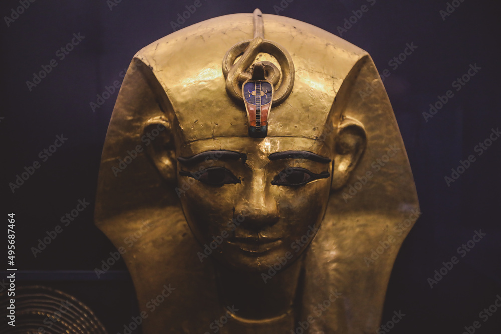 Foto de Cairo, Egypt - November 02, 2021: Golden Mask of Ancient ...
