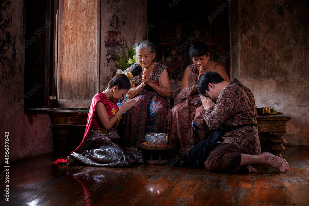 Foto de Asia Couple pour water on the hands of revered elders, grand ...