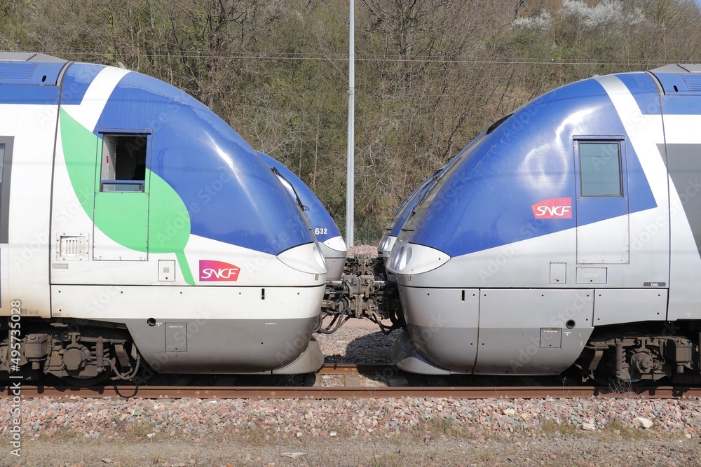 Longueville, France, mars 2022 : Trains SNCF Transilien et TER en gare ...
