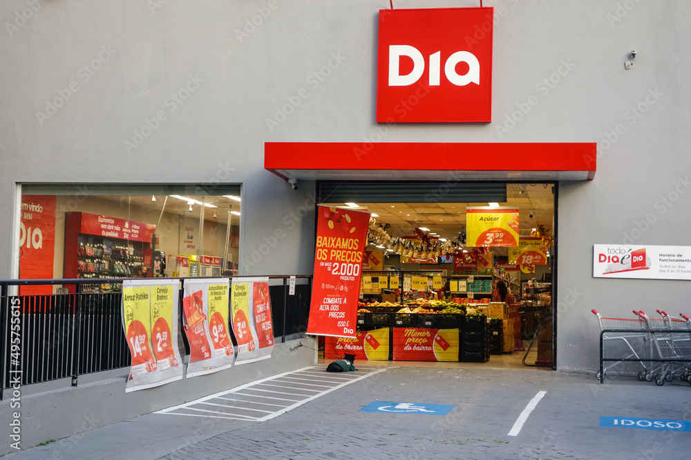 Sao Paulo, Brazil: store front view of DIA market, with Brand logo 素材庫 ...