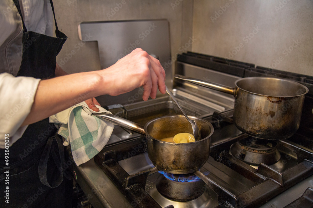 chef manos cocina en olla pasta fresca tortellini con salsa en interior ...