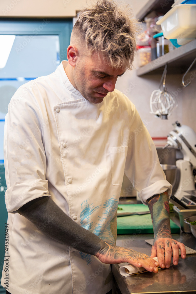 Foto de chef cocina steak tartar de ternera y decora con brotes verdes ...